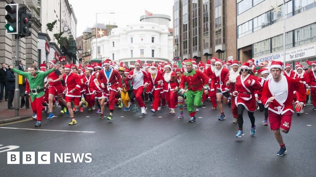 Santa Dash sees 189 Father Christmases run in Douglas - BBC News