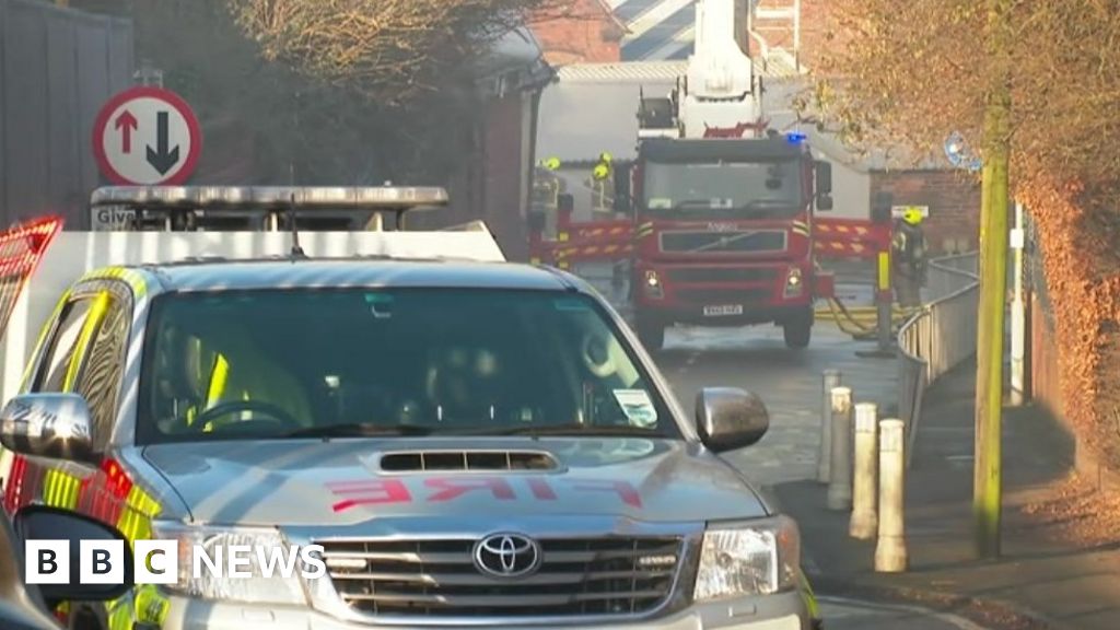 Fire crews battle major factory blaze in Stourbridge - BBC News