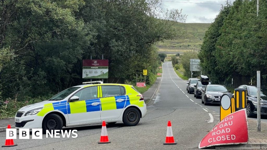 Rhigos Mountain: Five arrests at illegal rave - BBC News