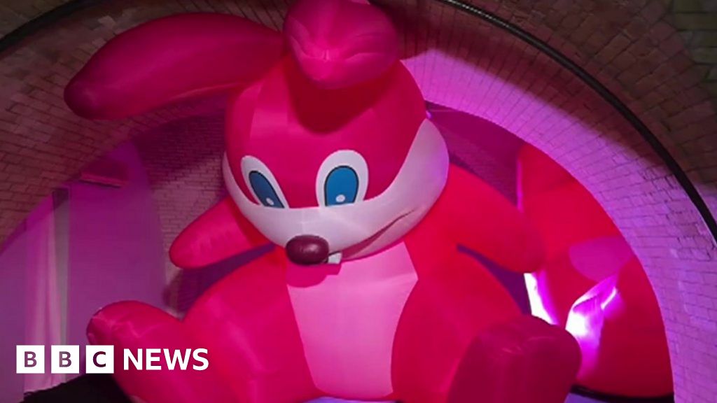 Balloons: Immersive display of inflatables opens in London - BBC News