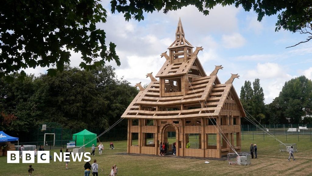 Festival plans to build life-size cardboard Ipswich building - BBC News