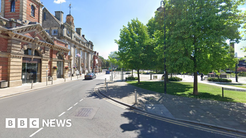 Queen's Platinum Jubilee: Crewe to bid for city status - BBC News