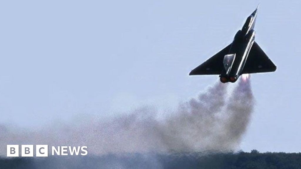 Nuclear bomber begins trip to Yorkshire - BBC News