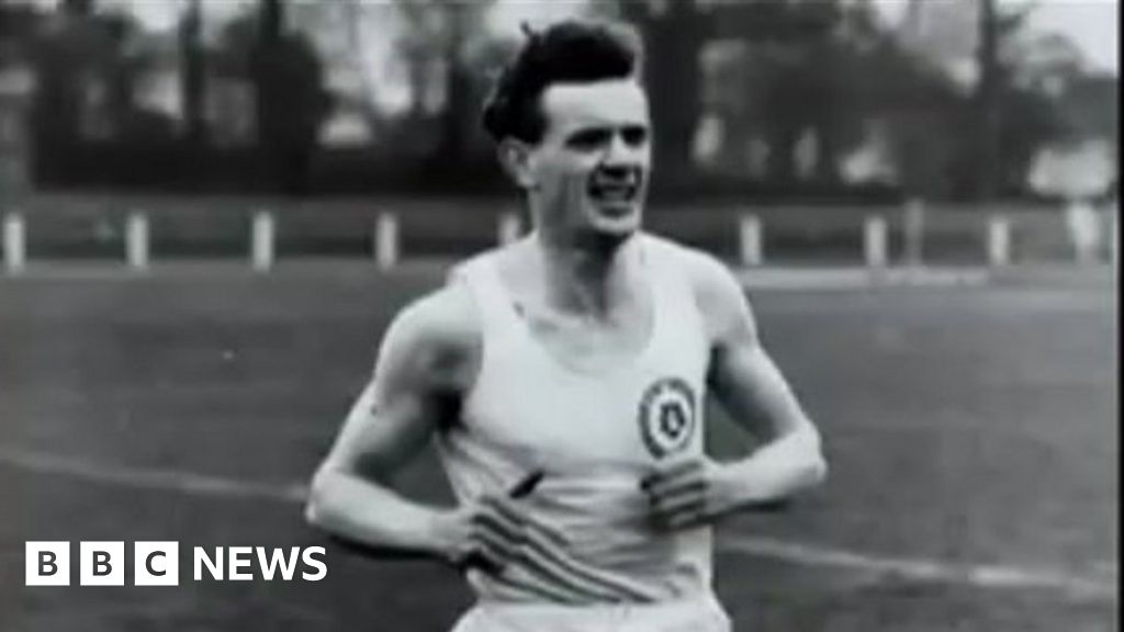 London Marathon co-founder John Disley honoured at race - BBC News