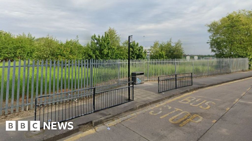 Hull bus stop abduction attempt investigated - BBC News