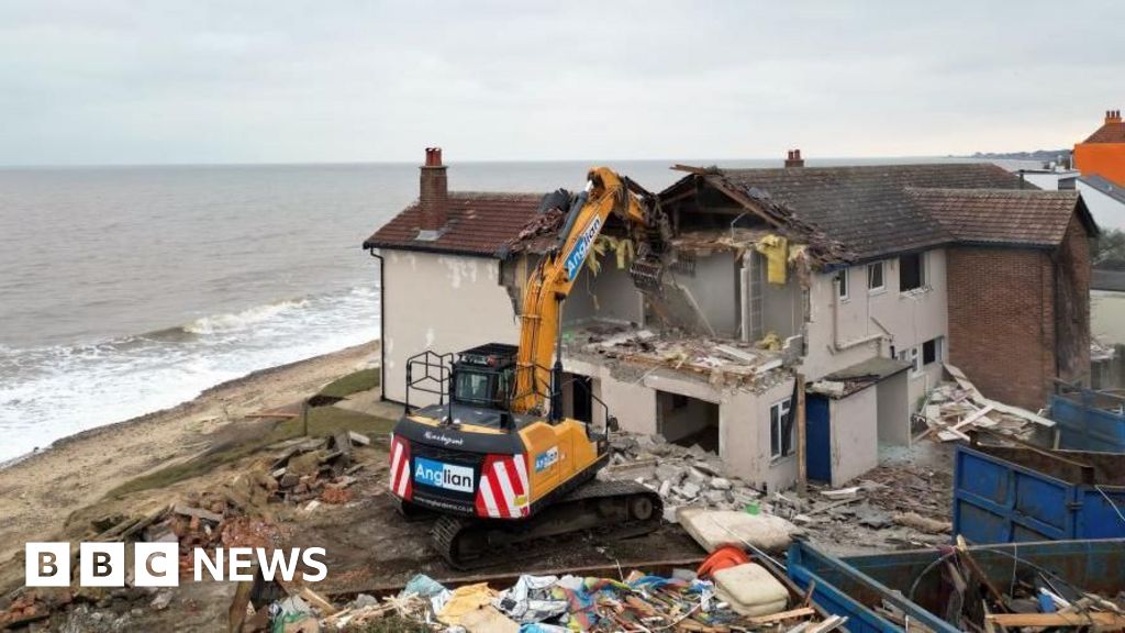 Thorpeness homes demolished at eroding coastline - BBC News