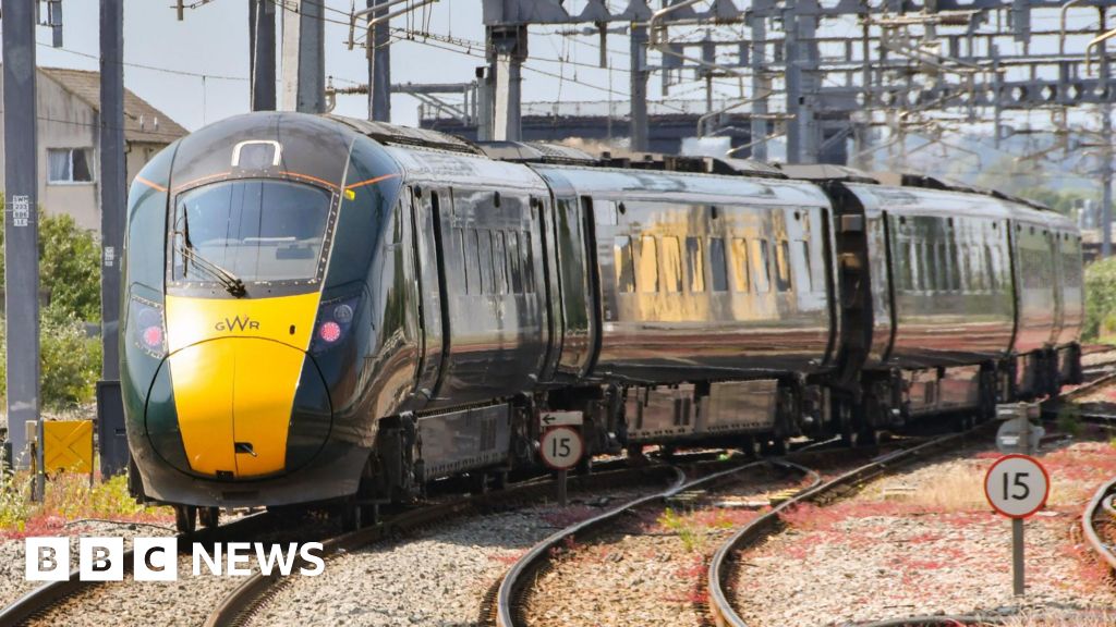 Newbury railway work expected to cause train disruption - BBC News