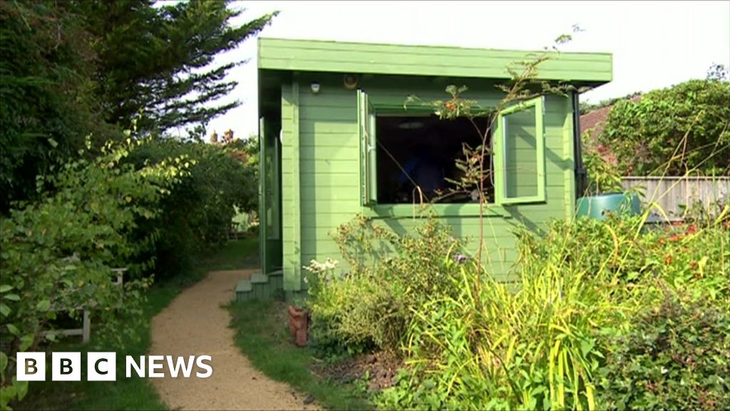 Shed of the Year: Two West Country builders to go head-to-head - BBC News