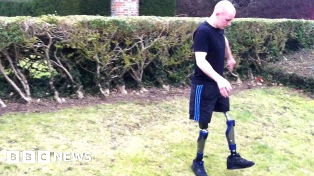 Blinded veteran Shaun Stocker, who rebuilt his life - BBC News
