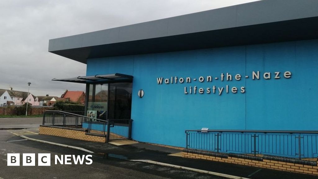 Tendring District Council staff help save two lives with CPR - BBC News