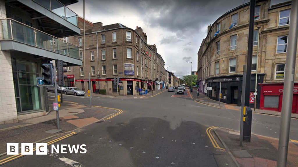 Appeal over pedestrian struck by car in Dundee - BBC News