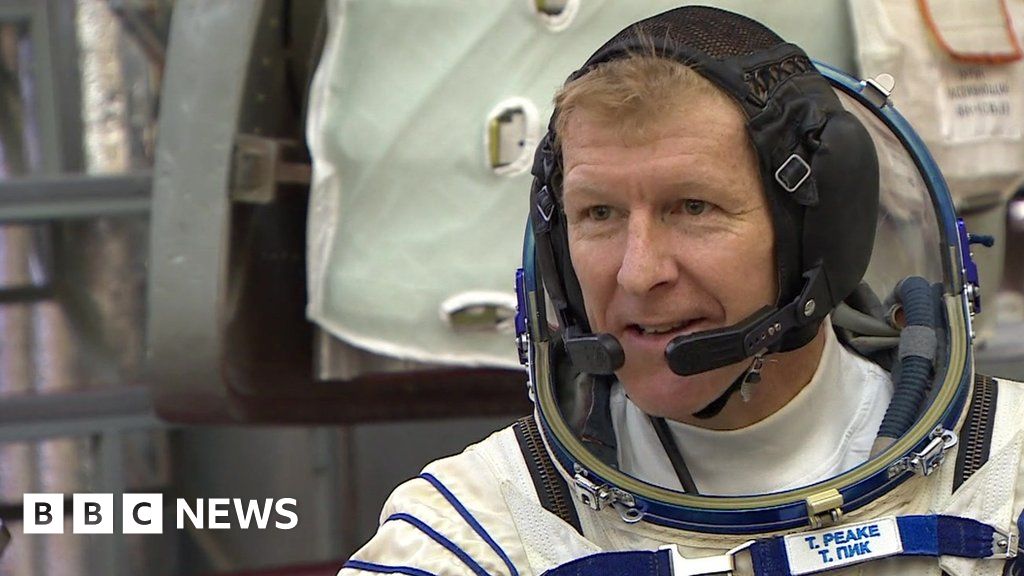Astronaut Tim Peake completes training ahead of space trip - BBC News