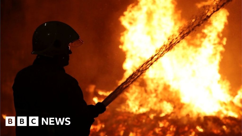 Eleventh night bonfires take place across Northern Ireland - BBC News