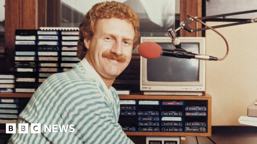 BBC Essex presenter Dave Monk's mixed emotions before final show - BBC News