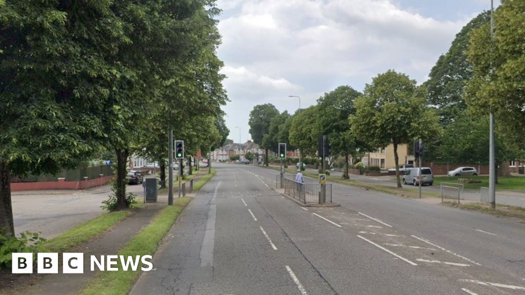 Cardiff commuter targeted in carjacking at rush hour - BBC News