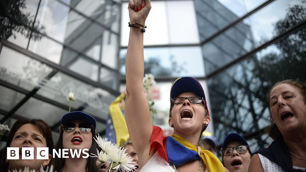 Venezuela: Rival mass protests held - BBC News
