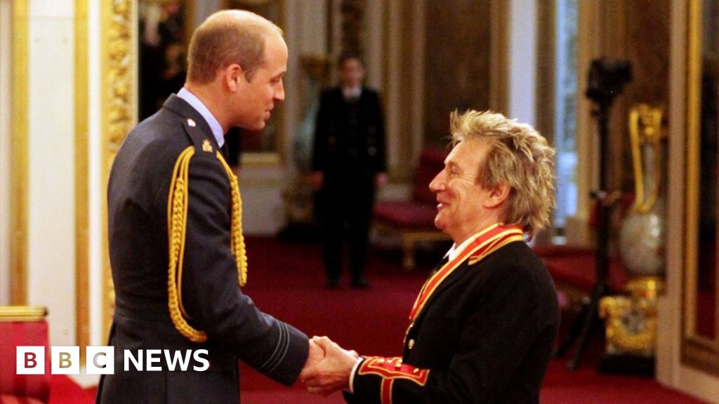 Sir Rod Stewart knighted at Buckingham Palace - BBC News