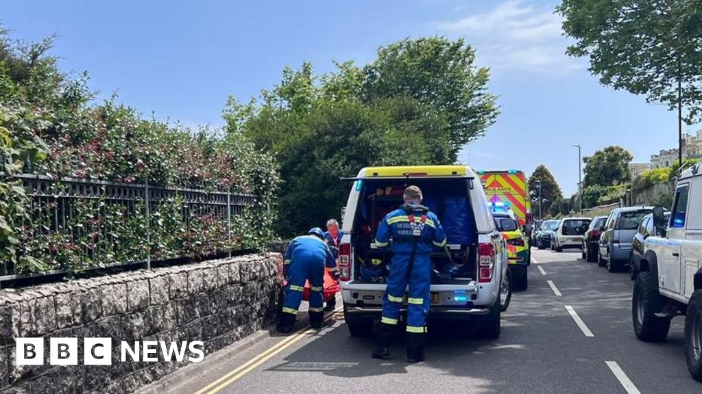 Man dies after falling from cliff in Cornwall - BBC News