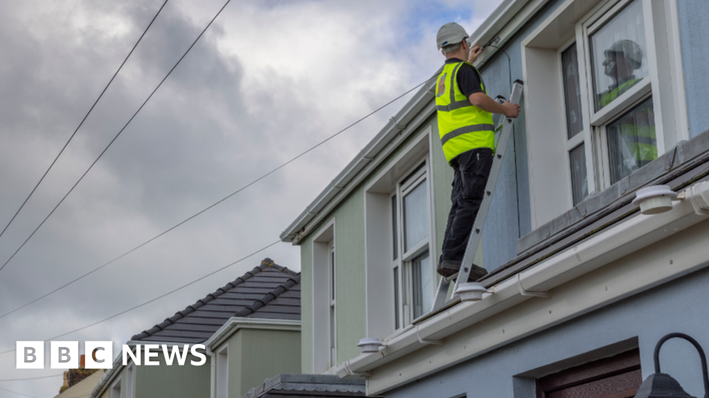 Fibre broadband: First Guernsey customers connected - BBC News