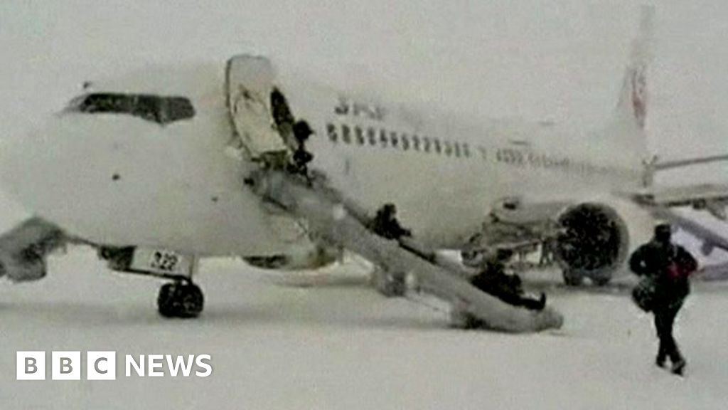 Passengers flee plane after smoke fills cabin - BBC News