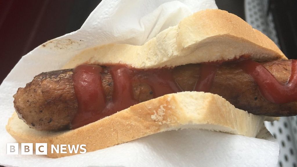 Bunnings DIY store opening causes Aussie sizzle - BBC News