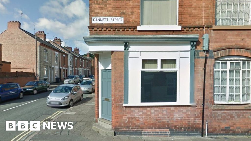 Leicester murder investigation starts after stabbing - BBC News