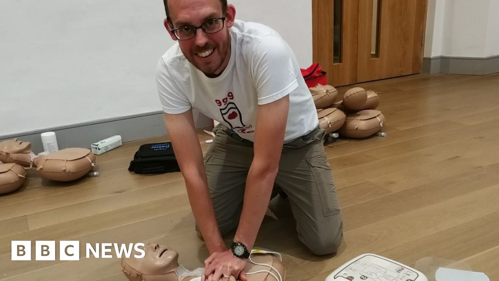 Oxfordshire ambulance volunteer teaches CPR to 1,000 people - BBC News