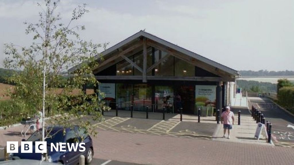 Long Hanborough Co-op raid gang 'stole two drinks' - BBC News