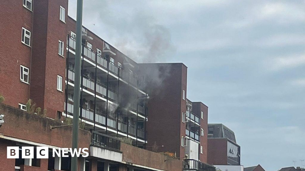 Guildford: Fire breaks out at block of flats - BBC News