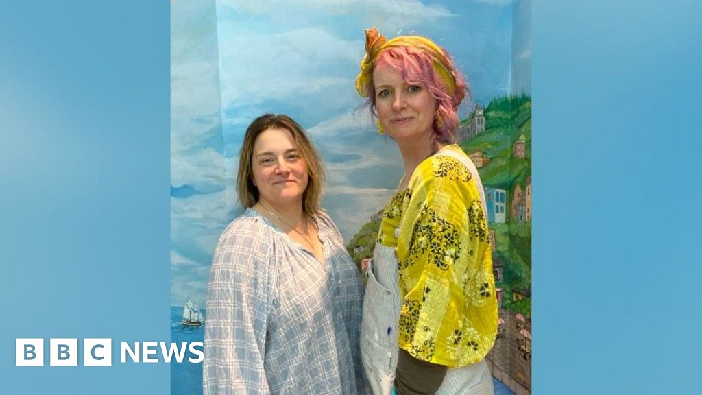 Wokingham: 'Amazing' response to First Days charity mural - BBC News