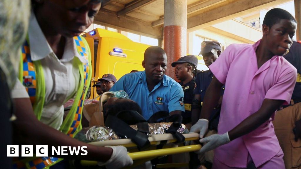 Nigeria school collapse: Lagos building disaster leaves 10 dead - BBC News