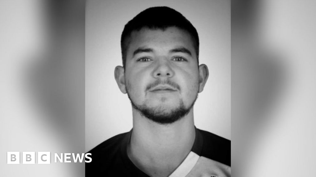 Harry Thomas dies after East Yorkshire car crash - BBC News