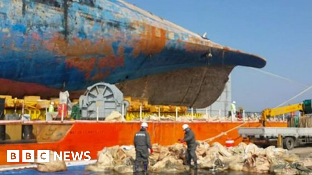 Sewol disaster: South Korea ferry examined - BBC News