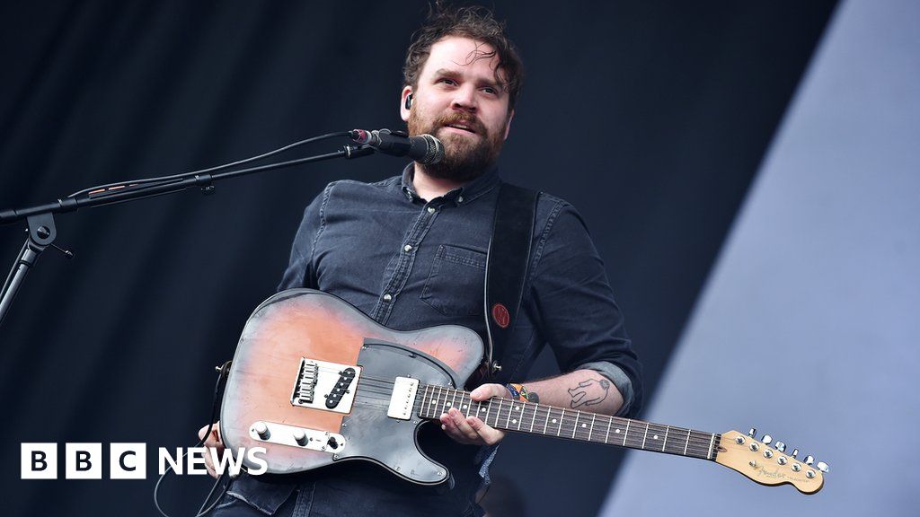 Charlatans tribute to Frightened Rabbits’ Scott Hutchison - BBC News