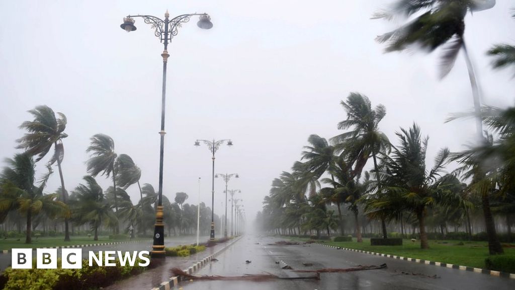 Cyclone Mekunu kills girl of 12 in Oman - BBC News