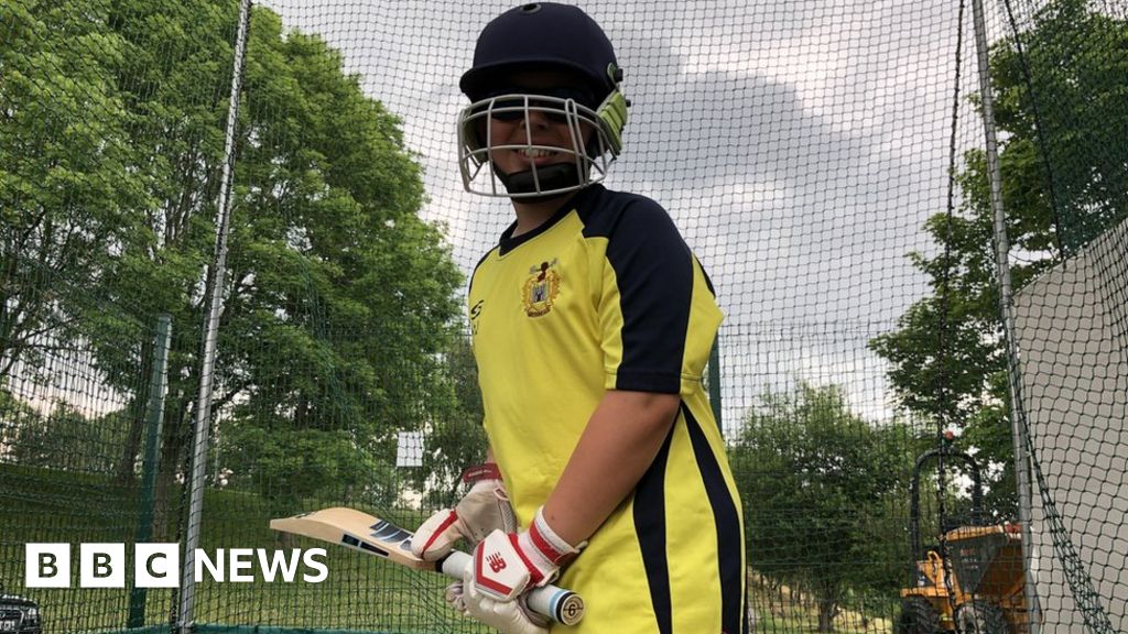 Special glasses help colour blind cricketer, 11, see ball - BBC News