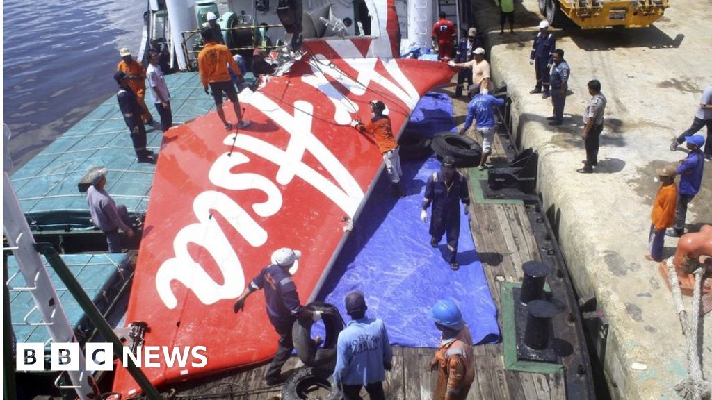 AirAsia crash: Faulty part 'major factor' - BBC News