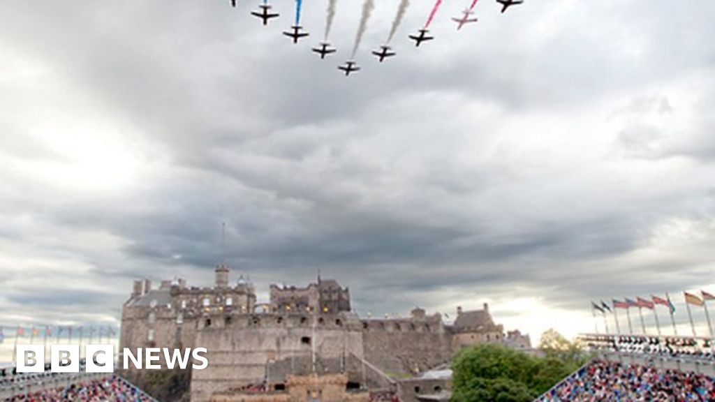 Red Arrows get Royal Edinburgh Military Tattoo off to flying start ...