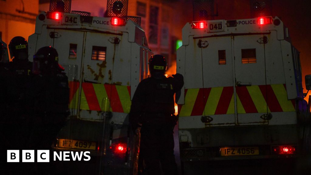 South Belfast: Cafe set alight in ongoing disorder - BBC News