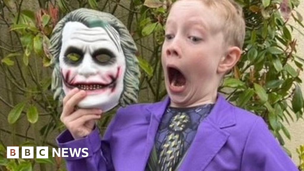 In pictures: World Book Day costumes - BBC News
