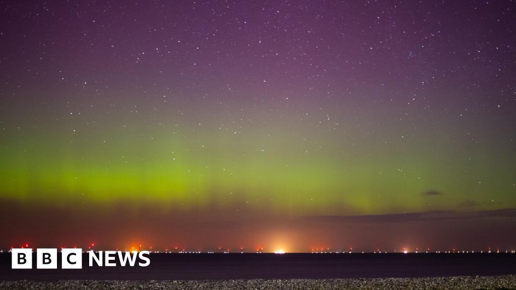 Northern lights visible across Wales in spectacular display - BBC News