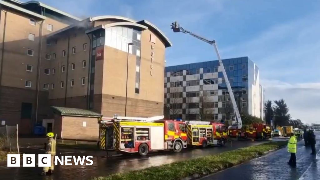 Crawley: Crews tackle hotel fire near Gatwick Airport - BBC News