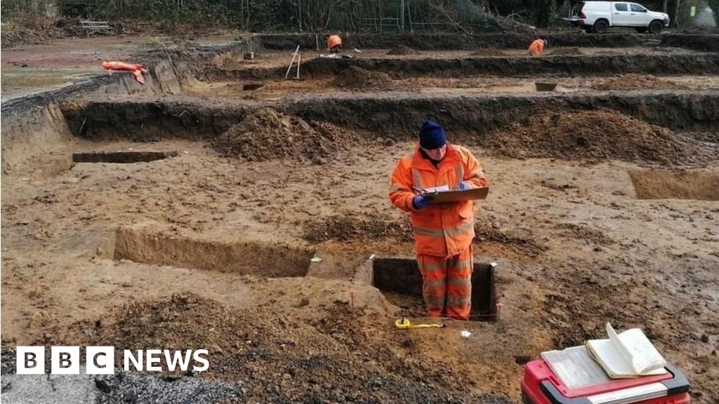 Wiltshire campus dig uncovers 2,700 years of archaeology - BBC News