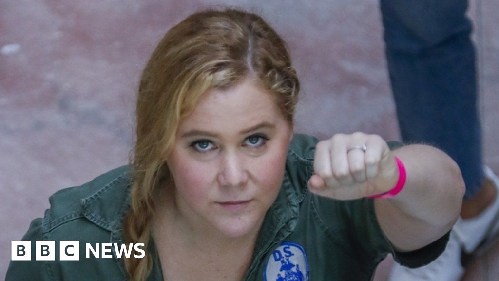 Amy Schumer and Emily Ratajkowski join Brett Kavanaugh protest