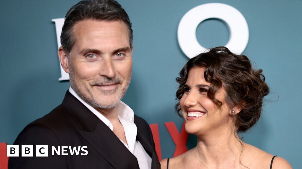 Rufus Sewell, 56, engaged to actress Vivian Benitez, 26 - BBC News