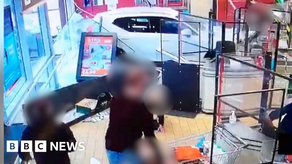 Car crashes into Chelmsford Aldi store knocking over shoppers - BBC News