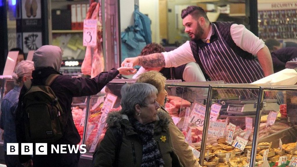 Traditional retail markets and the battle to stay afloat - BBC News