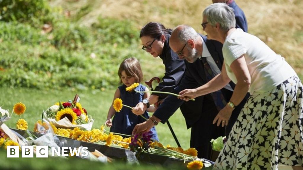 7 July London bombings: Ceremonies in memory of victims - BBC News