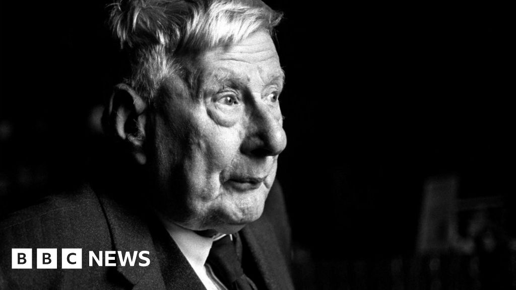 LS Lowry links explored in new Whitehaven exhibition - BBC News