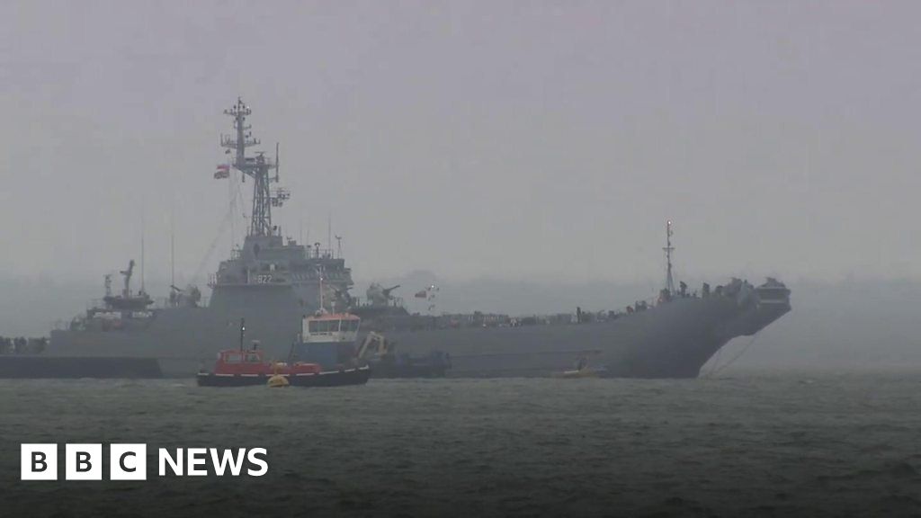 The Polish warship at the Isle of Wight - BBC News